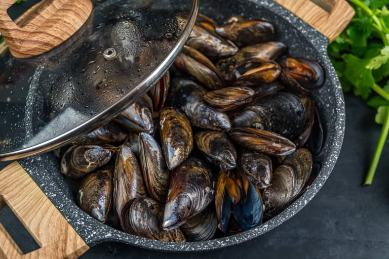 Steamed Mussels in White Wine Sauce Recipe – AmofTaste